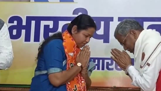 Geeta Koda Lone Congress Mp In Jharkhand Joins Bjp Ahead Of 2024 Lok