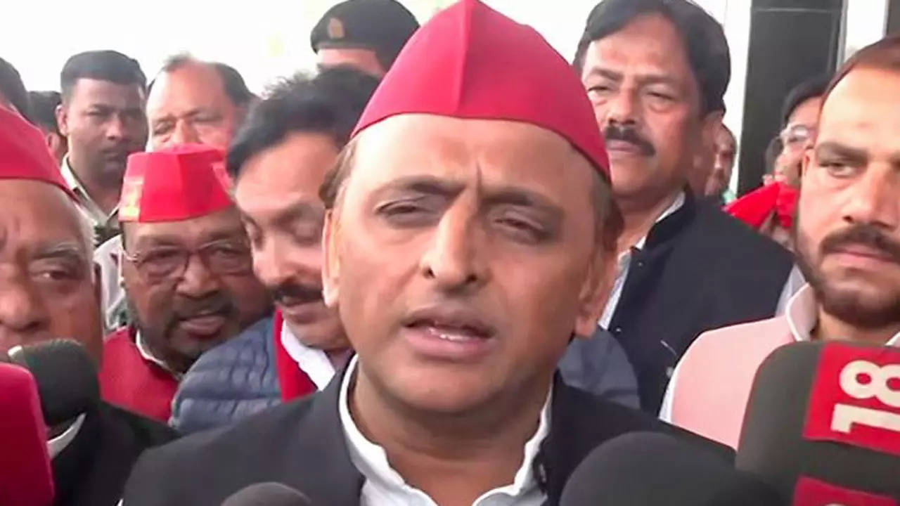 Akhilesh Yadav Left Embarrassed As 5 Sp Mlas Meet Up Cm Yogi Adityanath