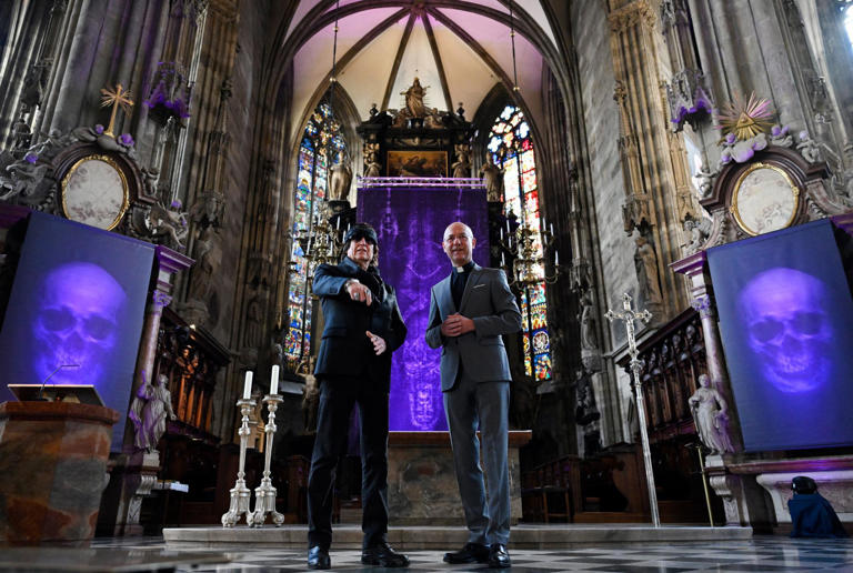 Erstes Helnwein Altarbild Im Stephansdom Enthüllt