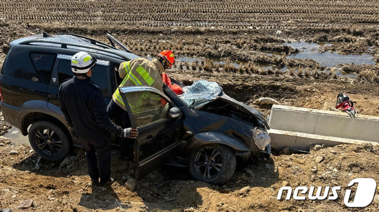 인제서 Suv 차량 3m 아래 논으로 추락60대 운전자 숨져