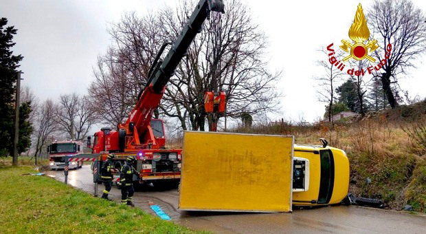 Manocalzati Si Ribalta Camion Che Trasporta Alimenti Autista Ferito