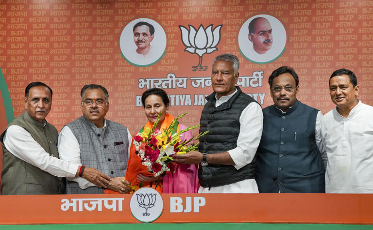 Suspended Congress Mp Preneet Kaur Joins Bjp Praises Pm Modis Leadership