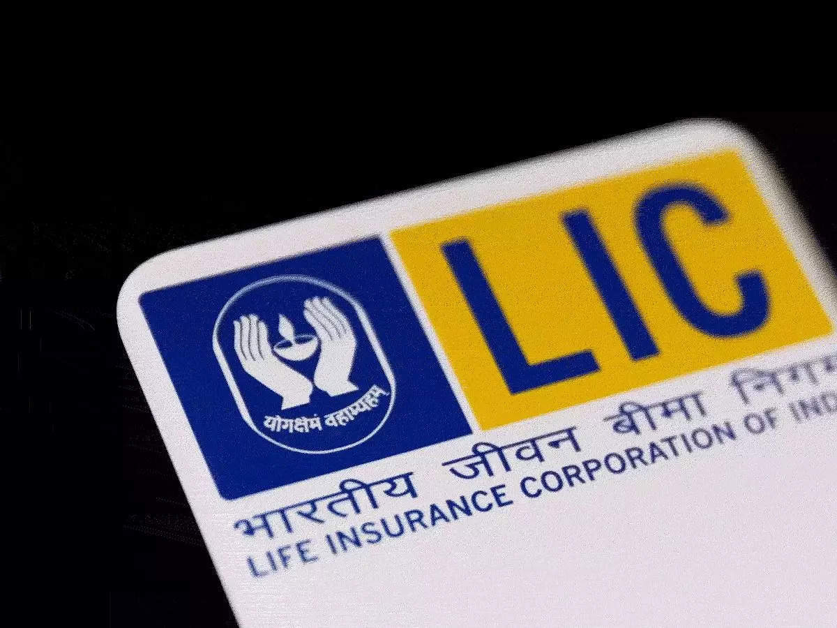 Lic Presents Rs 2441 Cr Dividend Cheque To Fm