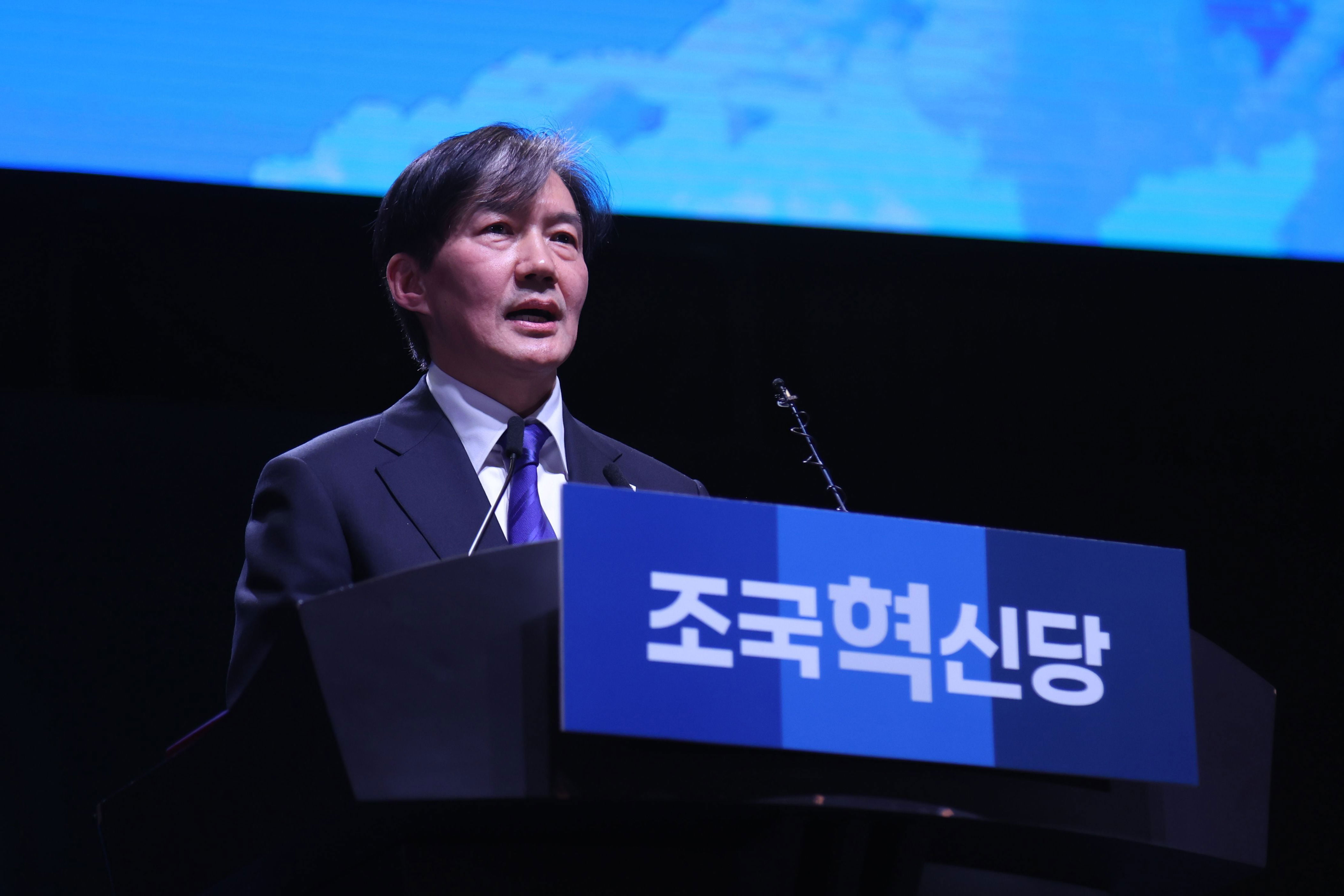 조국혁신당 초대 당대표에 조국 “오물 덮인 尹의 강 건널 것”