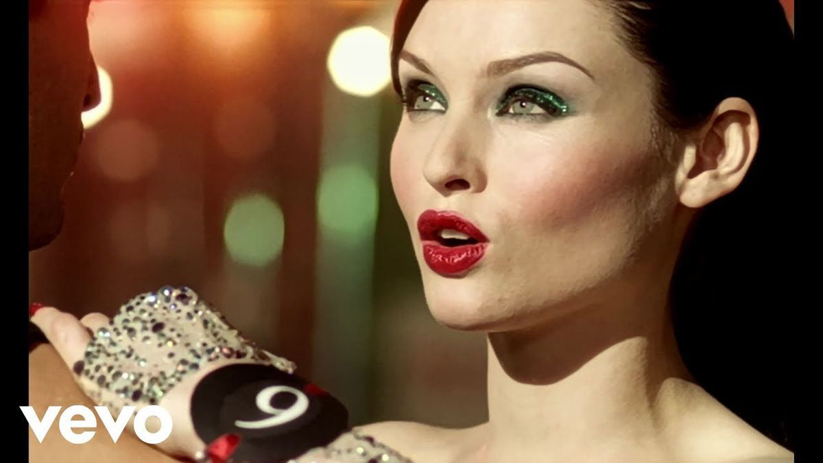 Sophie Ellis Bextor Monte Sur Scène Dans Un Pub à Zurich