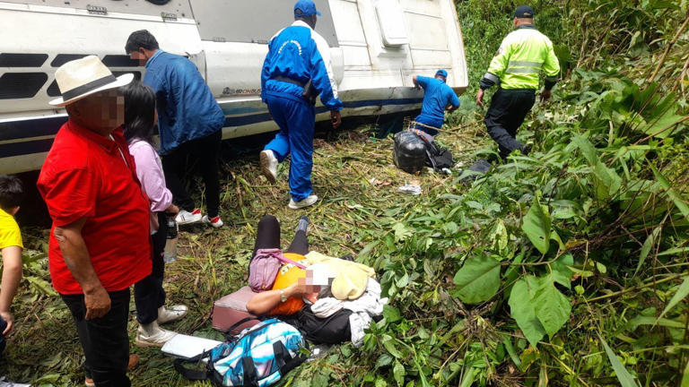 Bus Interprovincial Cae Al Abismo En La Vía Alóag Santo Domingo