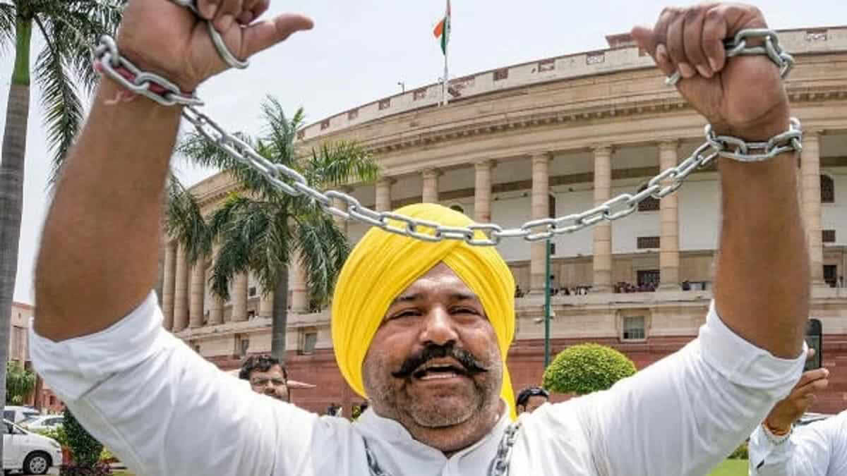 Lone Aap Lok Sabha Mp Sushil Rinku Who Once Appeared In Chains To