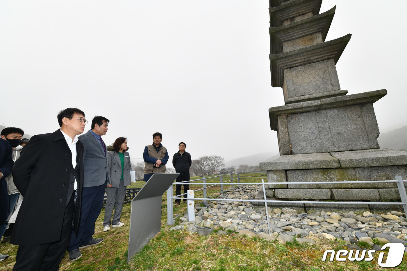 보령 성주사지 오층석탑 살펴보는 최응천 문화재청장