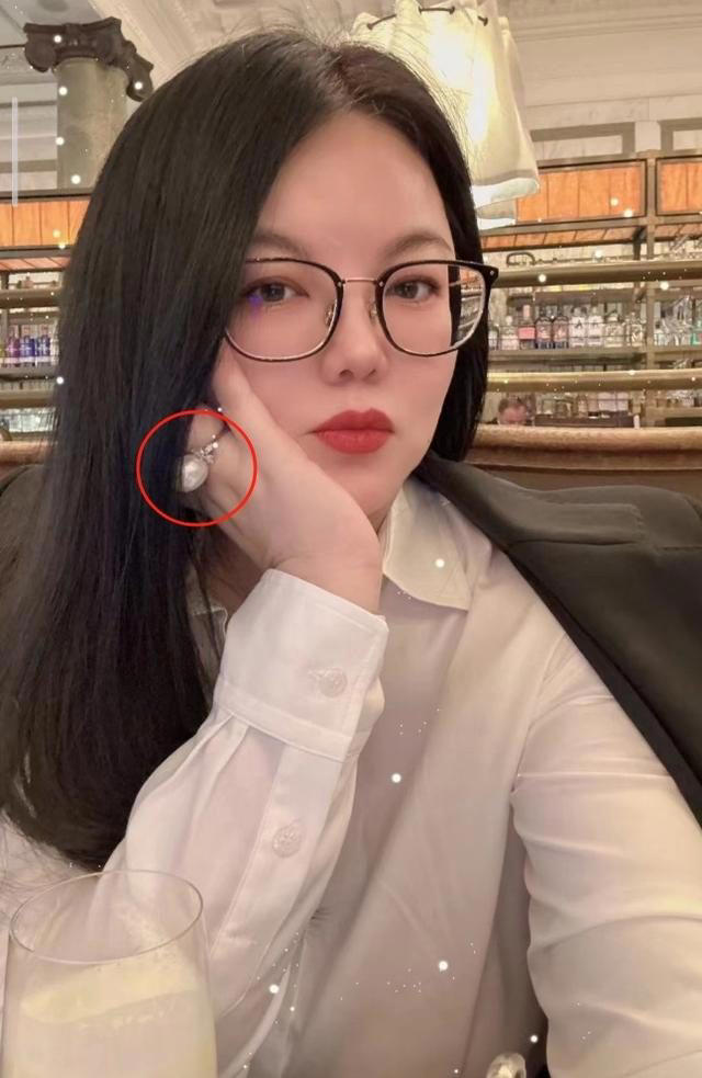 李湘陪王诗龄度假晒照，母女俩名牌傍身，网友：贵妇范儿十足！