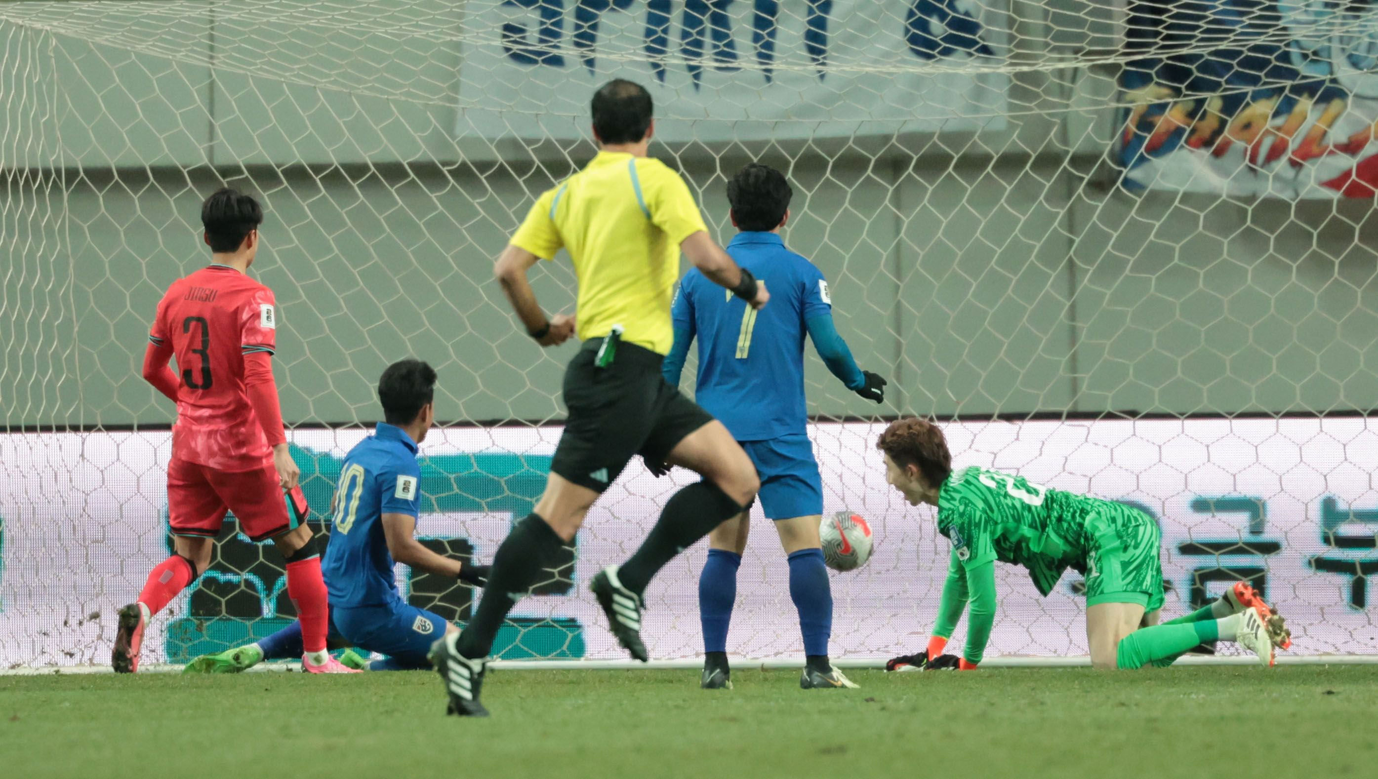 한국축구 이번엔 ‘상암 쇼크 101위 태국과 1대 1 무승부