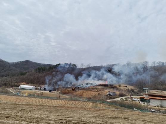 천안 동남구서 산불 발생헬기·인력 투입 진화 중