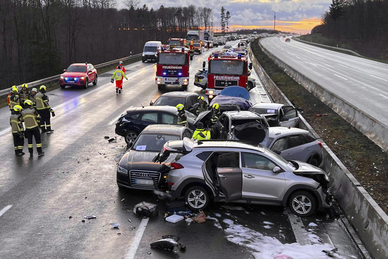 Barn Og Kvinde Dræbt I Ulykke Med 40 Biler På Tysk Motorvej