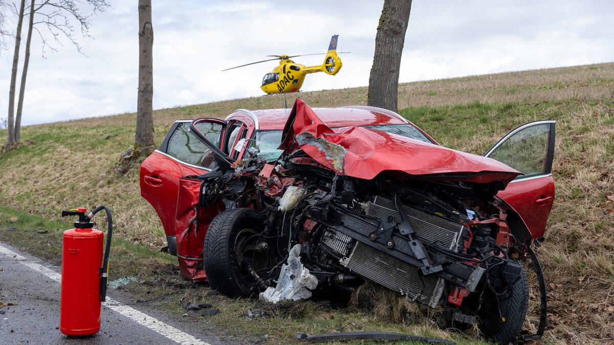 Auto Prallt In Auerbach Frontal Gegen Baum Fahrer Wird Schwer Verletzt