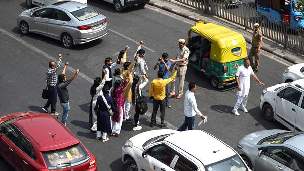 Aap Protest Delhi Police Issues Traffic Advisory On Roads To Avoid