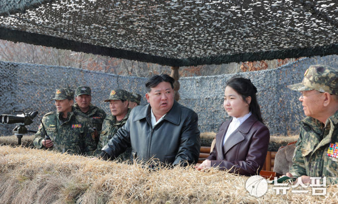 北 공개 영상에 낙하산 추락 장면김정은에 시범 보이다 다수 사상자