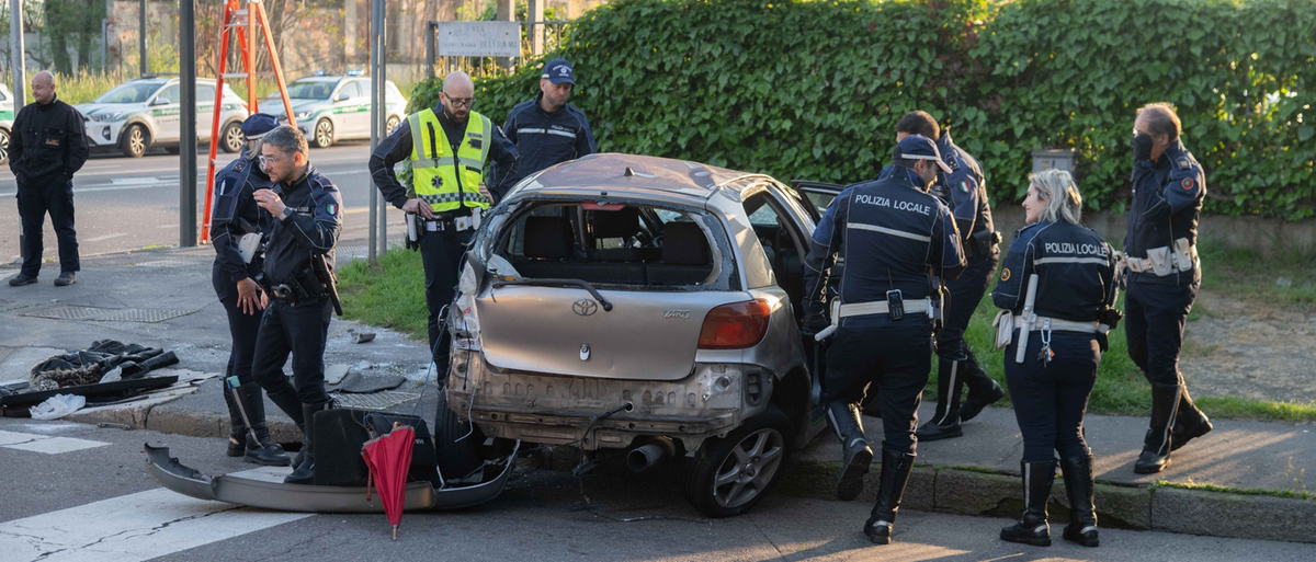 Scontro In Via Delle Forze Armate Unauto Si Ribalta Gravi Due Donne