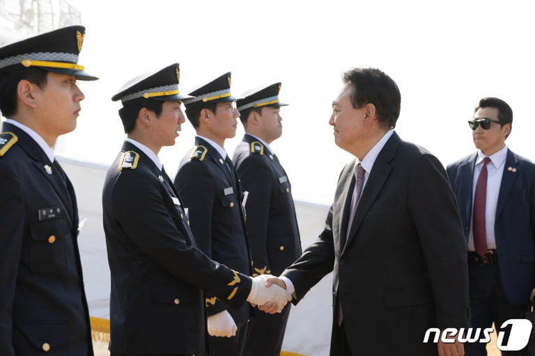 해경 직원 격려하는 윤석열 대통령