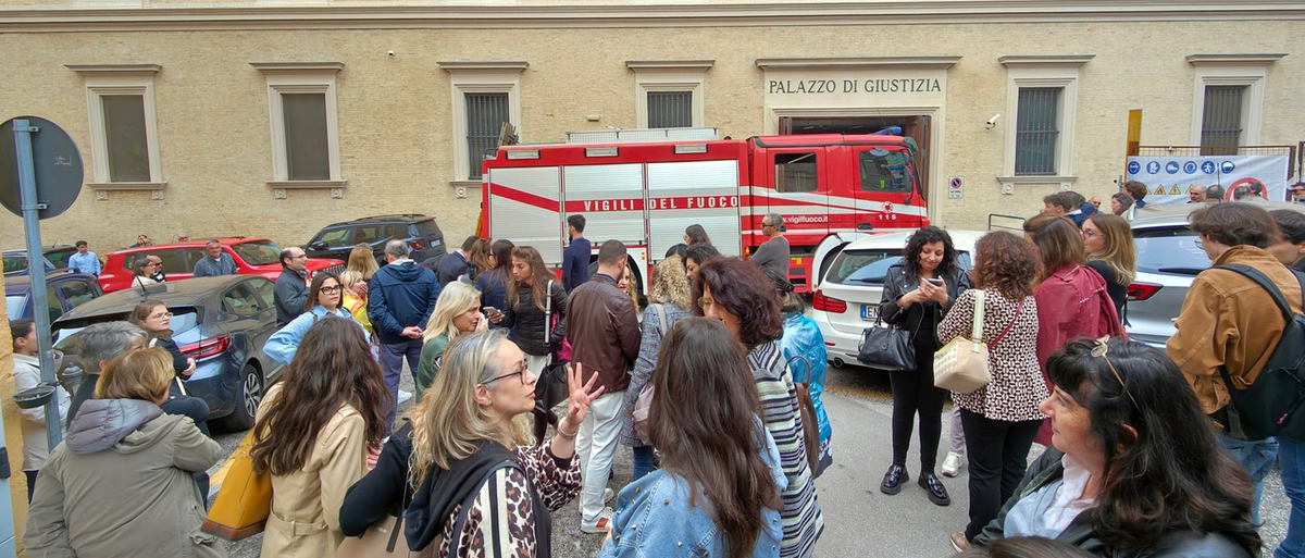 Incendio In Tribunale Ad Ancona Palazzo Evacuato