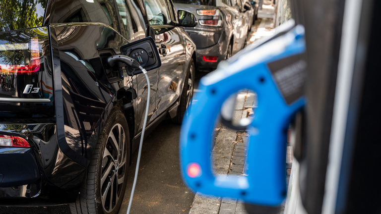 Bejelentést Tett A Kormány Hatalmas Robbanás Történt Az Elektromosautó