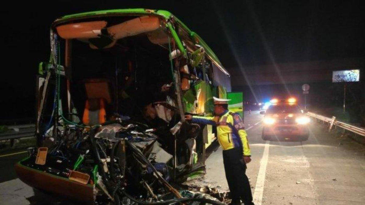 Tabrak Truk Pengangkut Gabahbus Study Tour Kecelakaan Di Tol Jombang