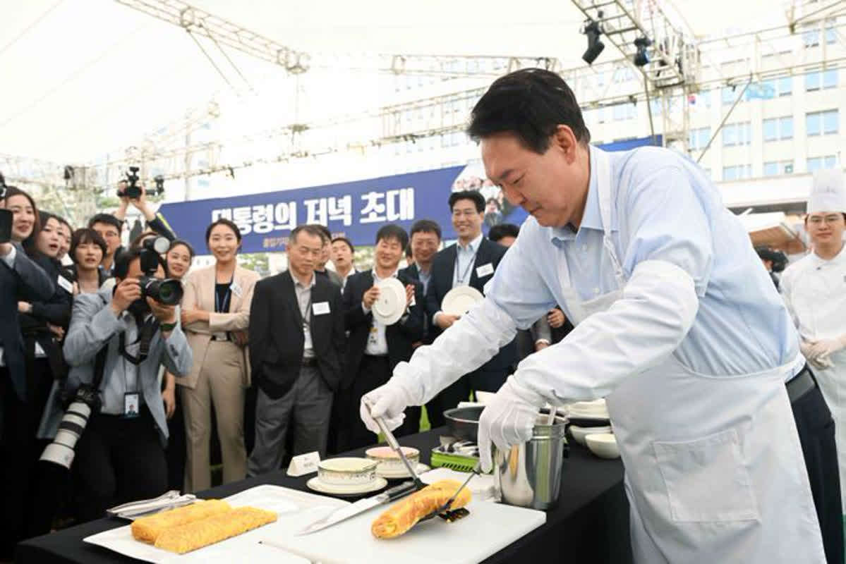 尹 출입기자단과 첫 김치찌개·바비큐 만찬언론 비판 많이 듣고 국정 운영