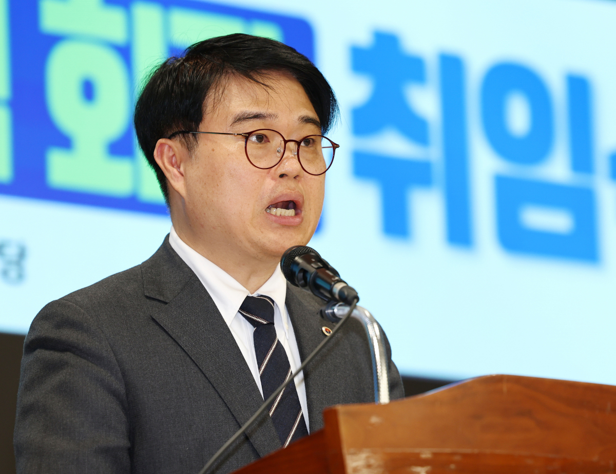 ‘의료대란 속 마주 앉은 의협·정부 수가협상 난항 예상