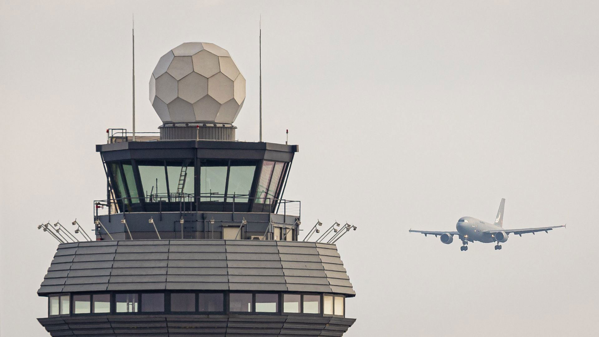 Hannover Lufthansa Flugzeug Muss Wegen Rauch Im Cockpit