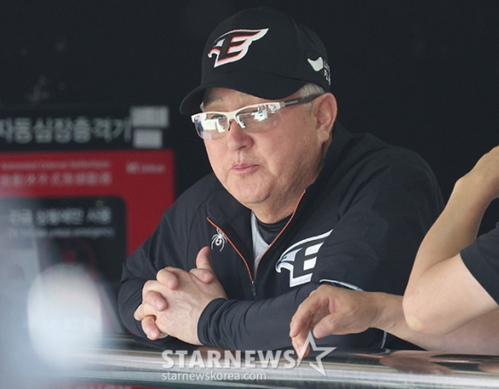 안치홍 2루수 준비할까요→당연하지 김경문호 한화 파격 라인업은 이렇게 완성됐다 수원 현장