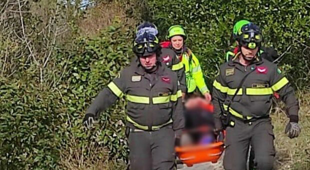 Ancona Cade Rovinosamente Con La Mountain Bike In Un Sentiero Del