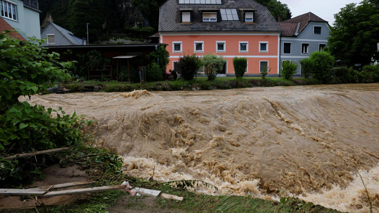 Hochwasser In Deutschfeistritz In Österreich Drei Männer Retten