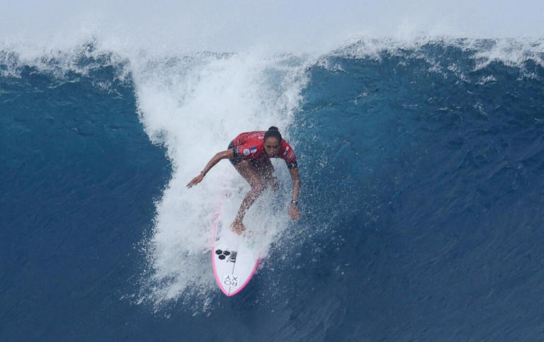 Surf La Française Vahine Fierro Dompte La Vague De Teahupoo Et