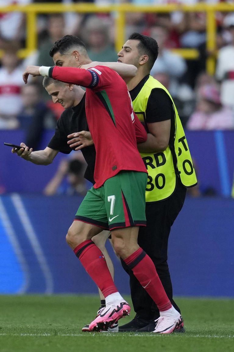 Cristiano Ronaldo Lucky Not To Come To Harm After Hes Confronted By