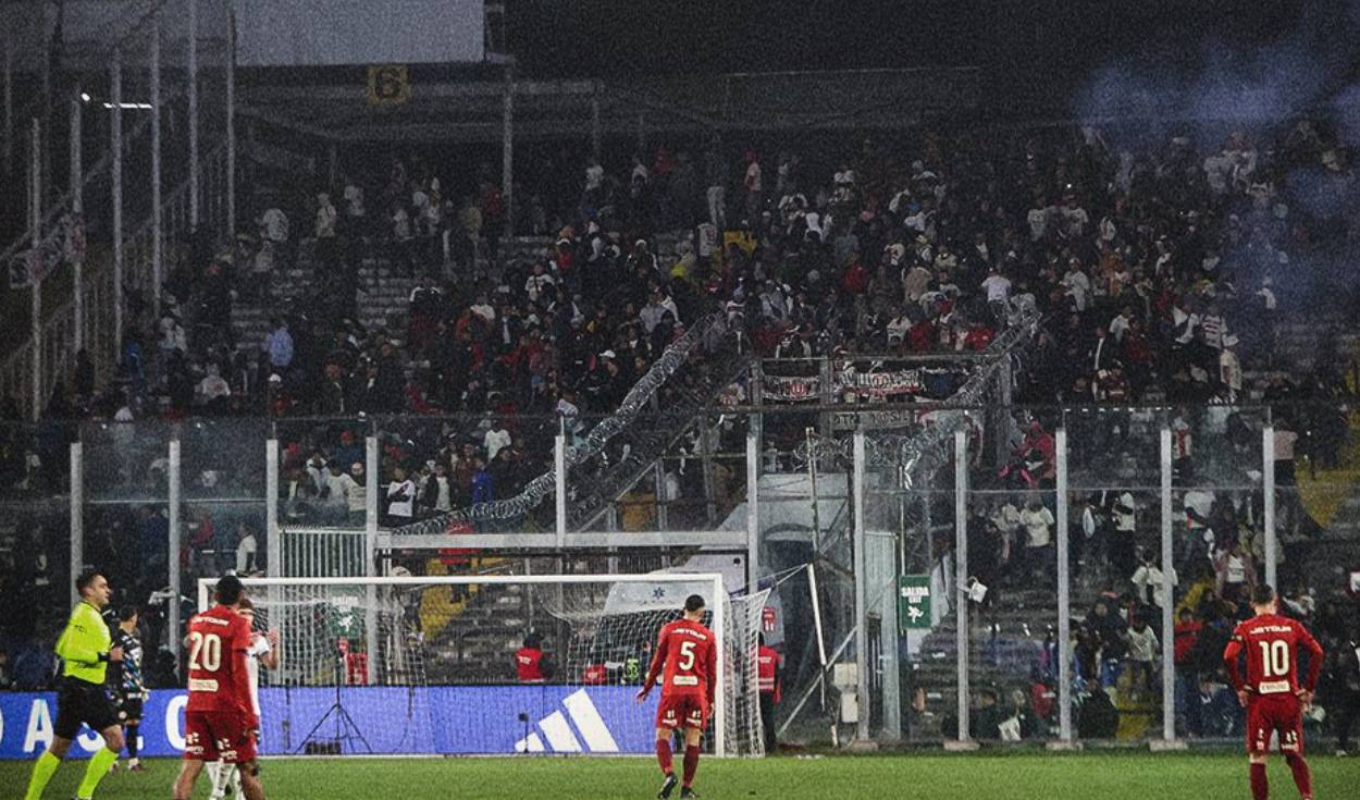 Universitario Vs Colo Colo Fue Suspendido Hinchas Del Cacique