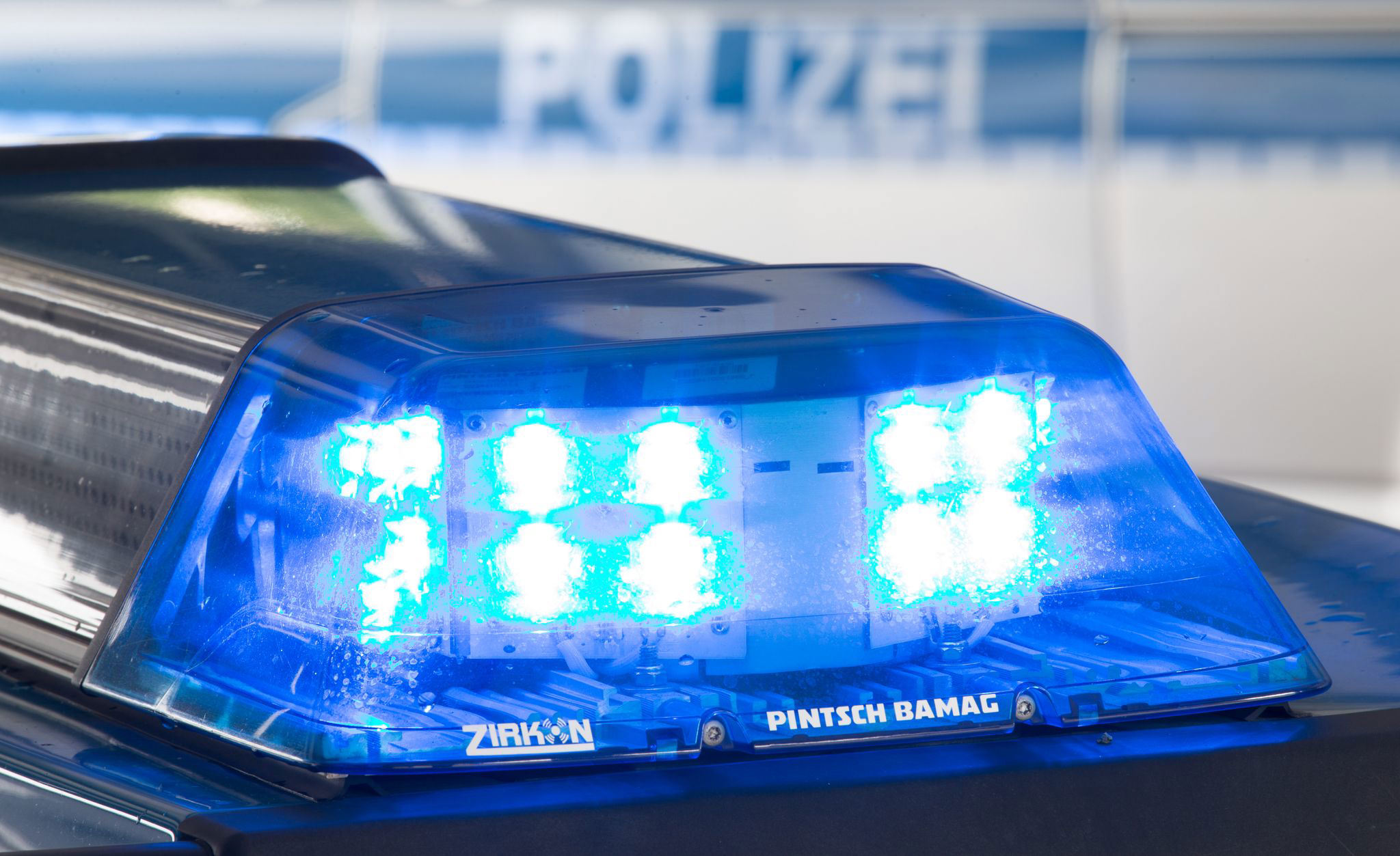 Autofahrer Flieht Vor Polizei Und Stürzt Abhang Hinunter