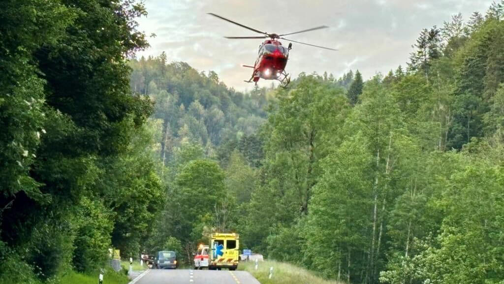 Fischenthal Zh 18 Jähriger Töfffahrer Bei Kollision Mit Auto Schwer