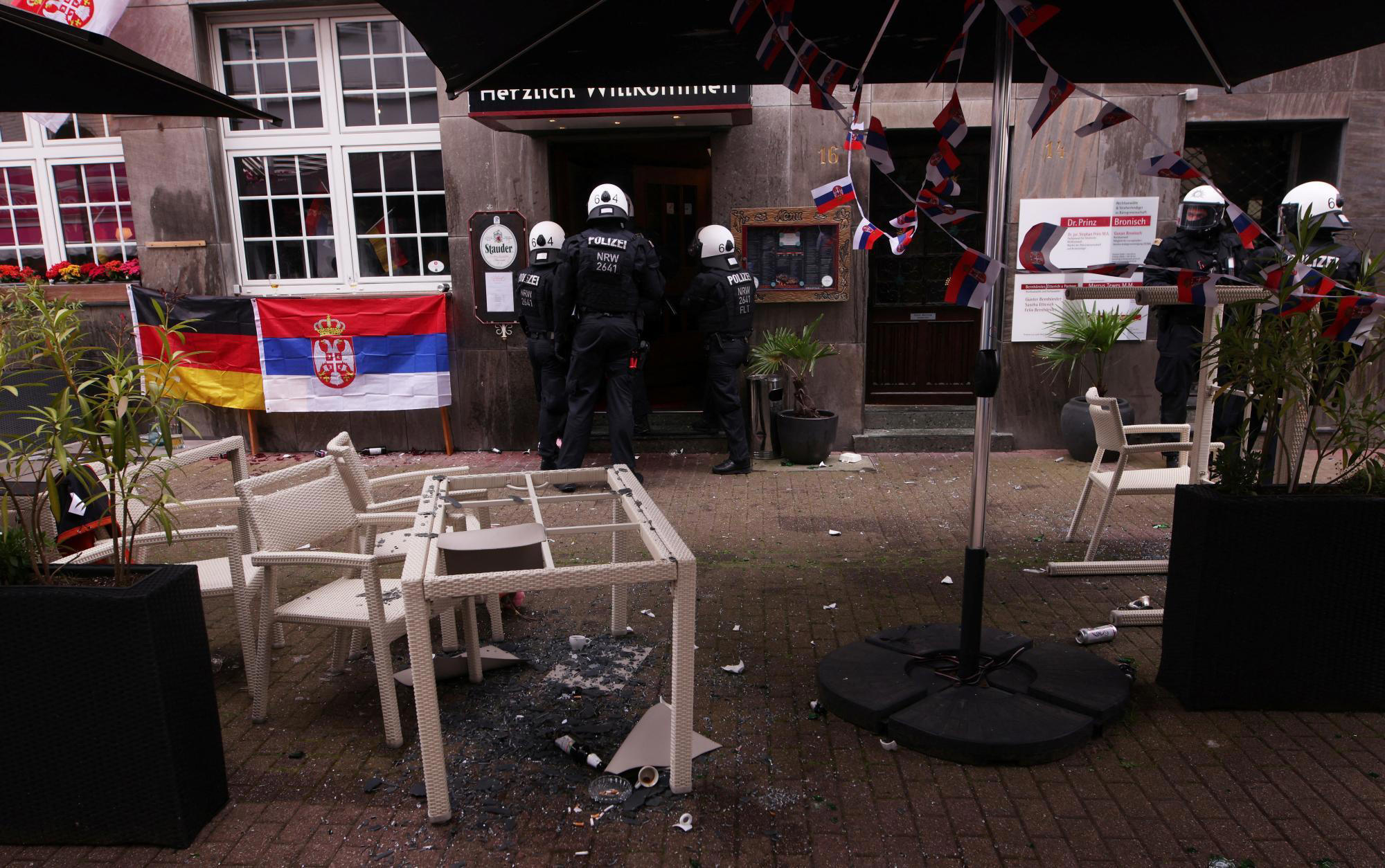 Fans Von England Und Serbien Liefern Sich Vor Em Duell Wilde Schlägerei