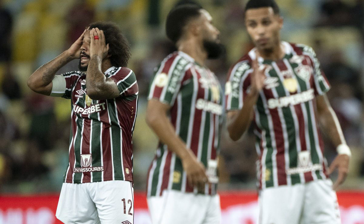 Fluminense Sofre Derrota Para Vitória No Fim Do Jogo E Continua Na