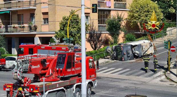 Ancona La Spazzatrice Si Ribalta In Fondo Alla Discesa Ferito Il