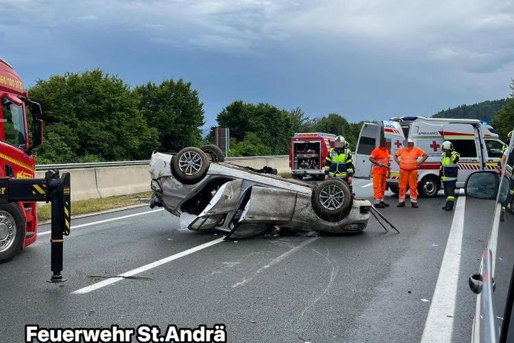 Auch Kind Im Pkw Auto überschlug Sich Bei Schwerem Unfall Auf Südautobahn