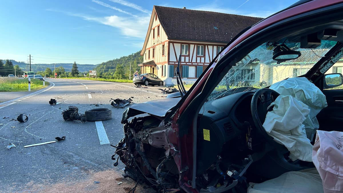 Auf Gegenfahrbahn Geraten Zwei Verletzte Bei Heftiger Kollision In Wila Zh