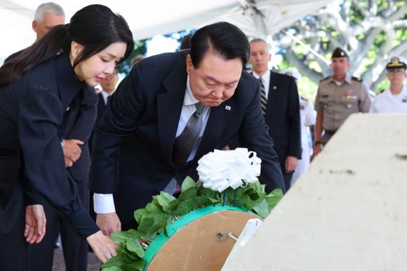 尹대통령 부부 하와이 ‘펀치볼 참배 참전용사에 감사 인사