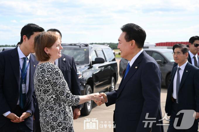 사진 윤석열 대통령 나토 정상회의 참석 일정 마치고 귀국길