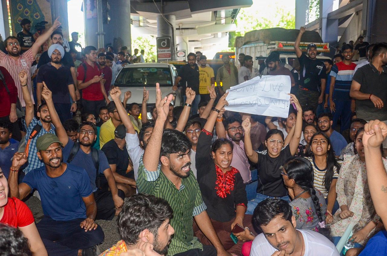 In Photos Students Continue Protest In Delhis Karol Bagh Over Coaching