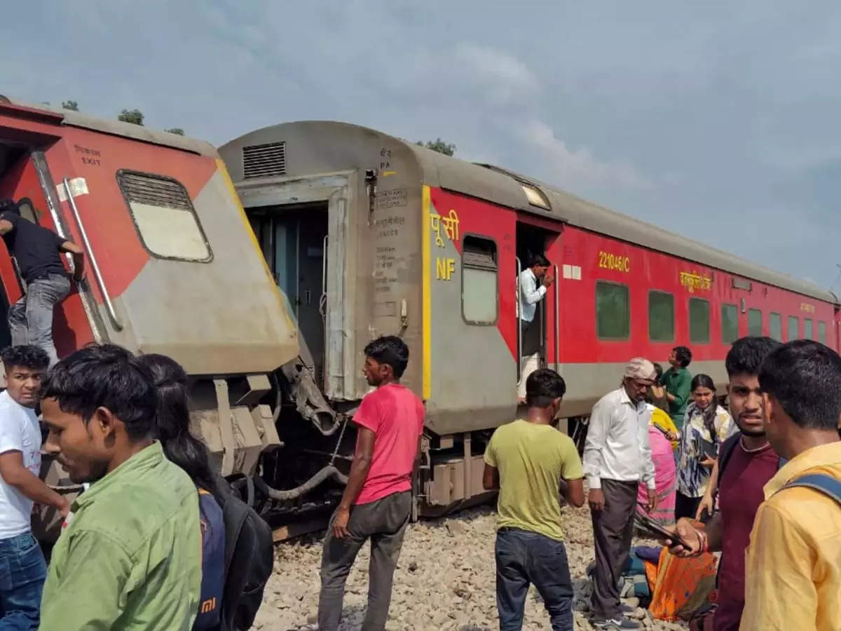 Mumbai Howrah Mail Derails In Jharkhand Six Injured Relief Teams On Site