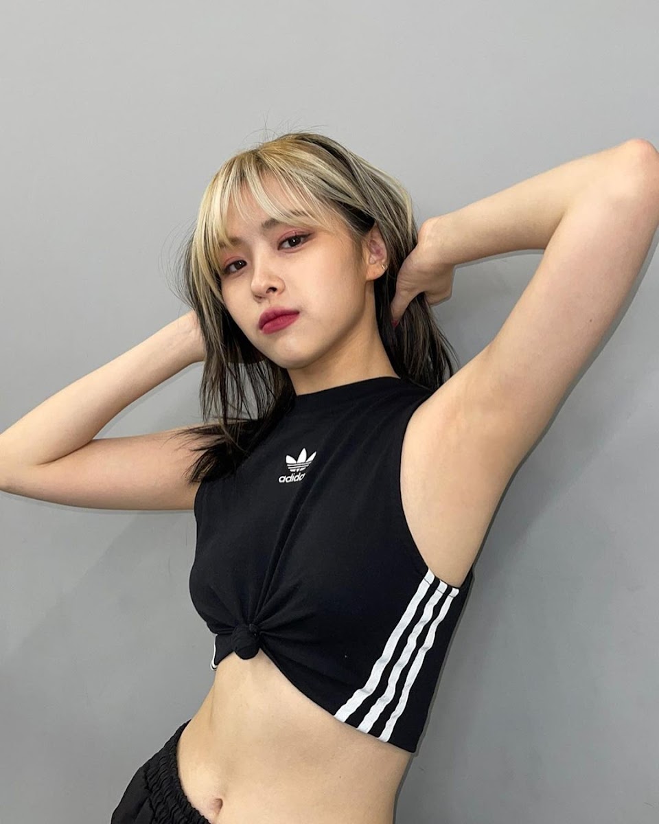 Itzys Ryujin Shocks Fans With Her Slender Waist In New Instagram