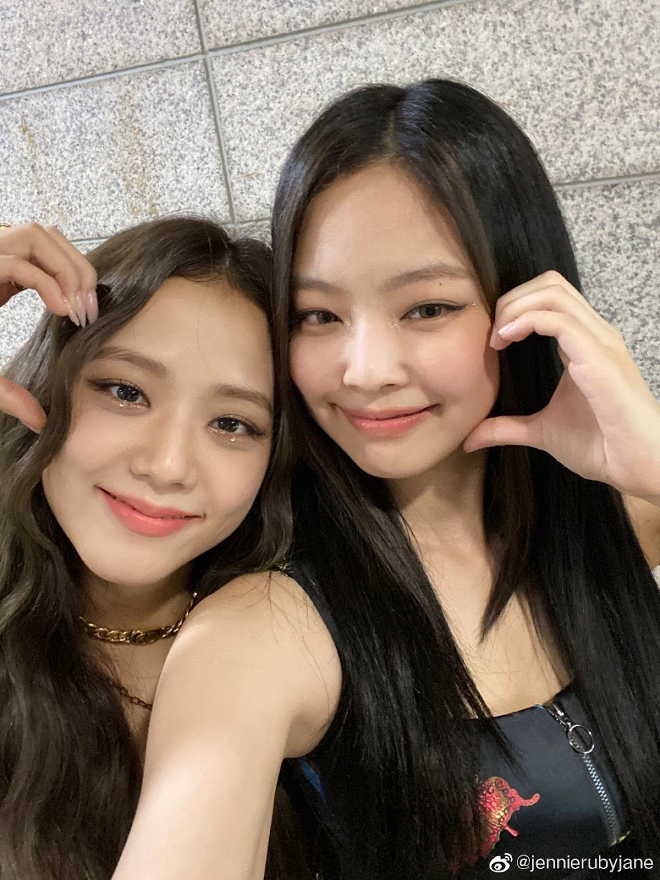 Blackpinks Jennie Showed Protective Side By Shielding Jisoo From Being