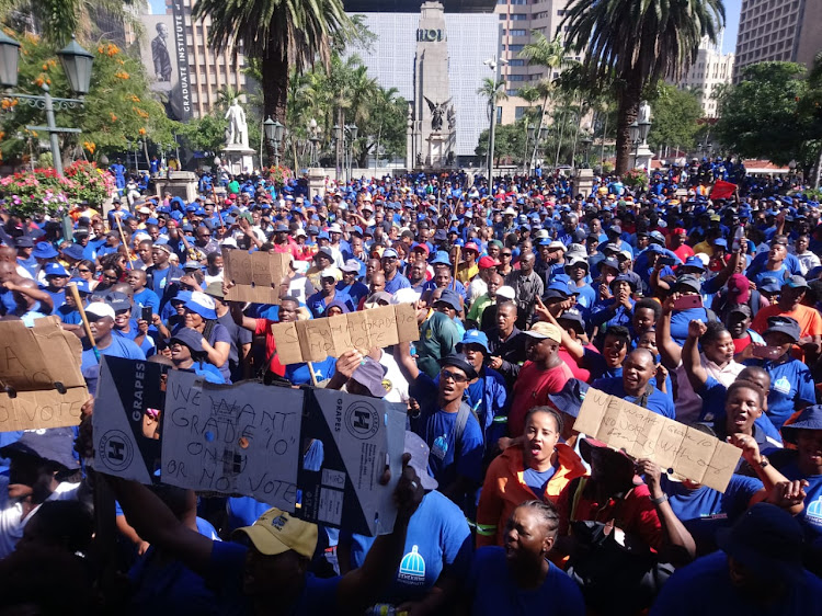 Watch Striking Workers Turn City Centre Into Dirtbin Durban