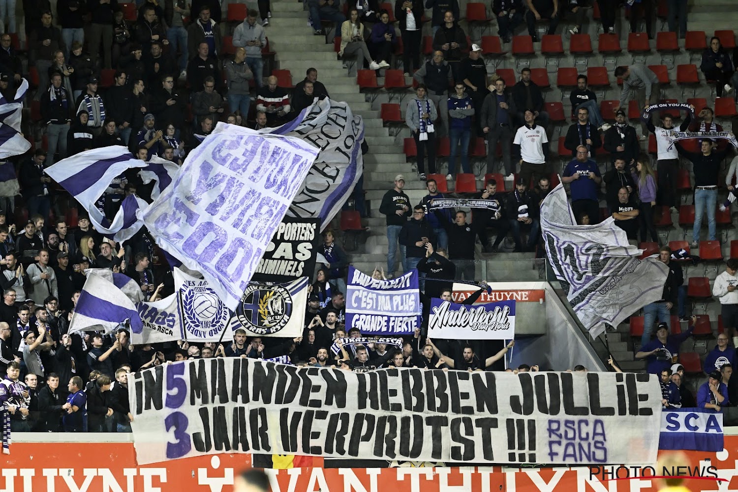 Fans Anderlecht Hebben Duidelijk Spandoek Mee In Waregem In Vijf