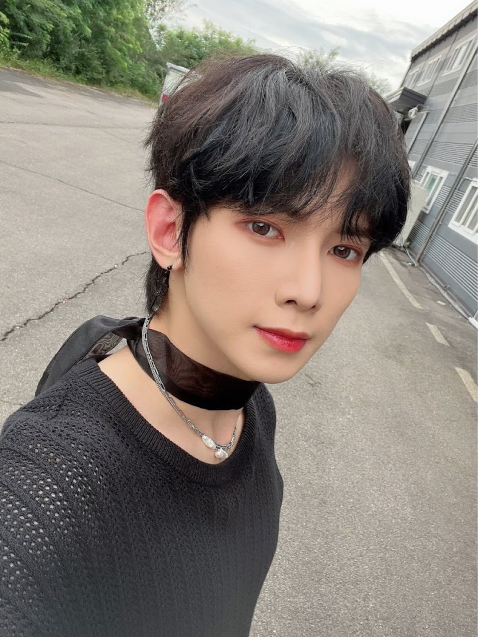 Ateezs Yeosang Sends Fans Into A Frenzy With Just Two Gorgeous Selfies