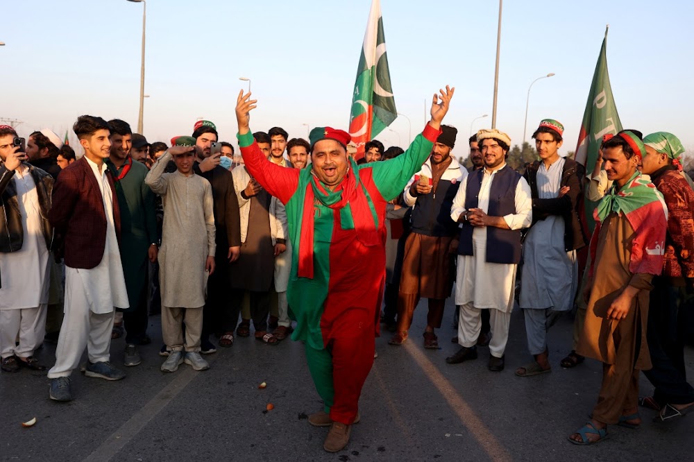 Pakistan Poll Imran Khan Backed Independents Lead In Final Poll Count